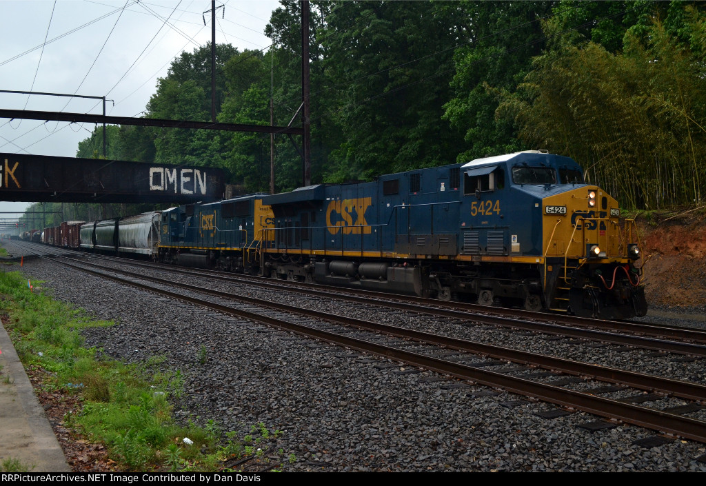 CSX ES40DC 5424 leads Q439-27